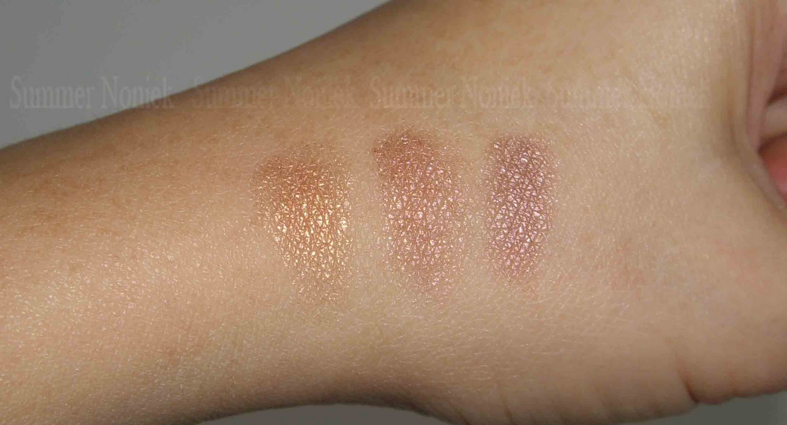 NONIEK: Mac Pigment Tan vs UD Toasted swatch