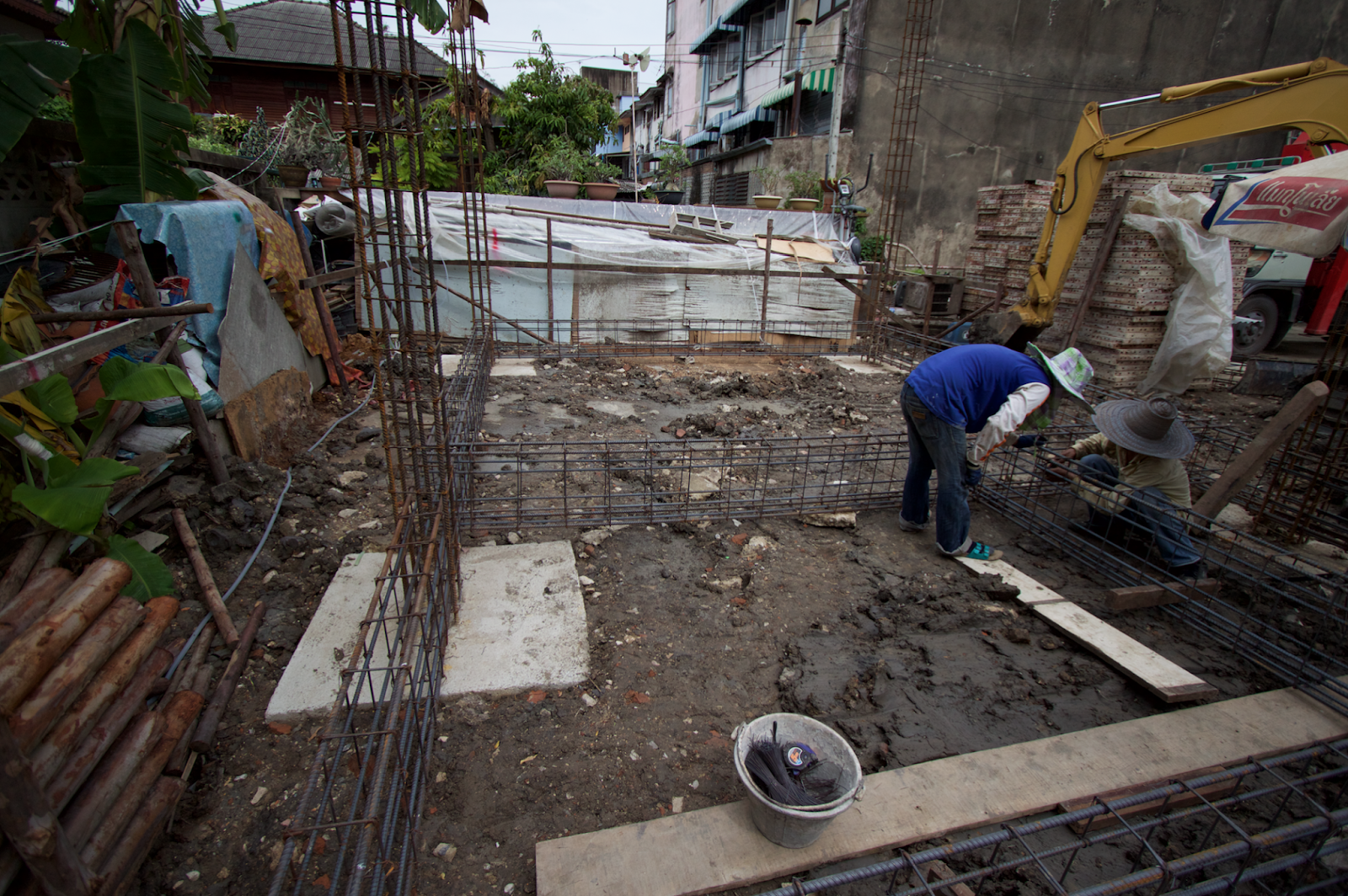 Pedgrammer: โปรเจคบ้านเลขที่ 45 : ตอนที่ 6 งานฐานราก การตอกเสาเข็ม เทคาน เทพื้น และตั้งเสาบ้าน ...