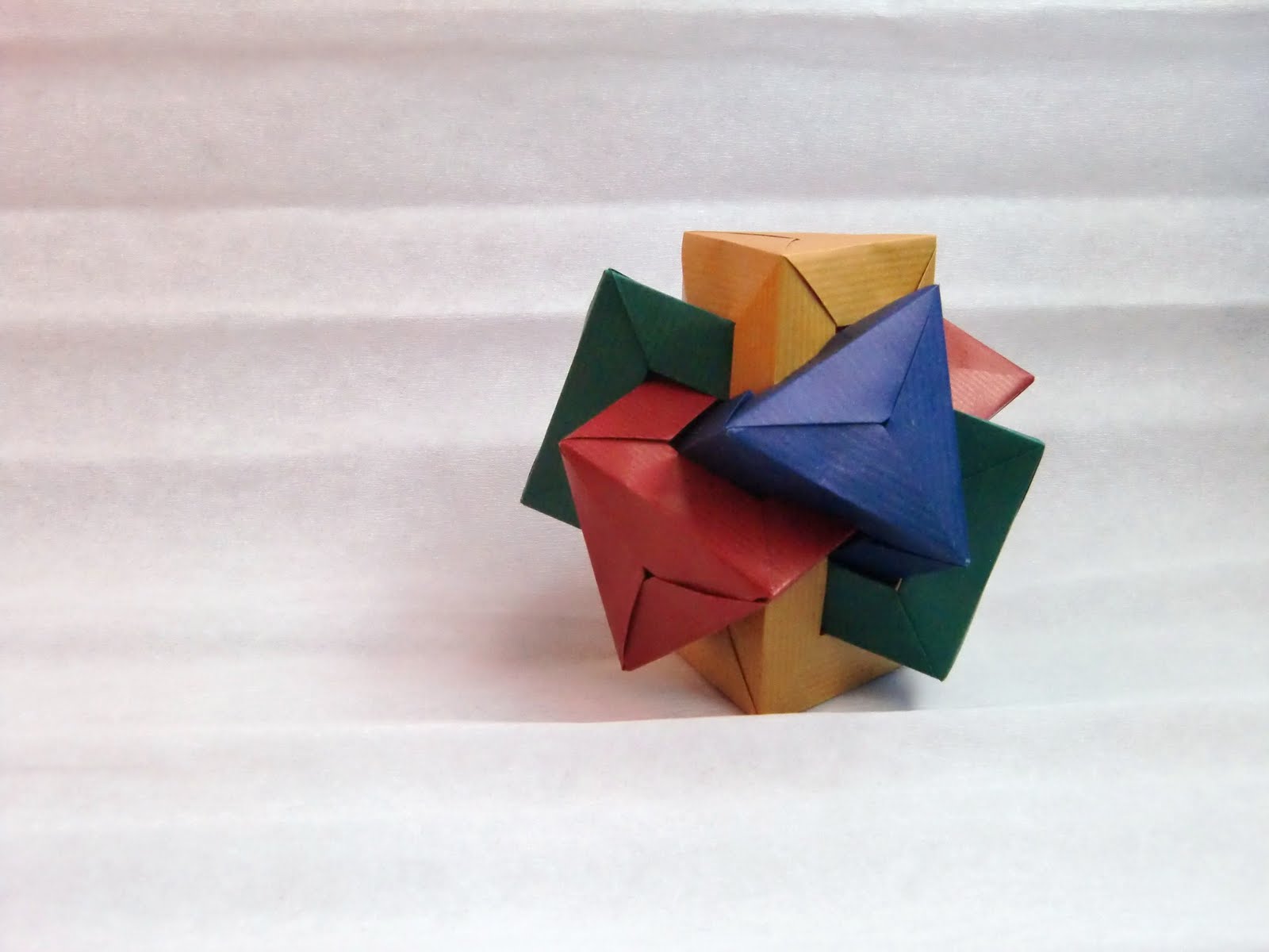 Four Interlocking Triangular Prisms de Daniel Kwan ~ El Plegadero ORIGAMI