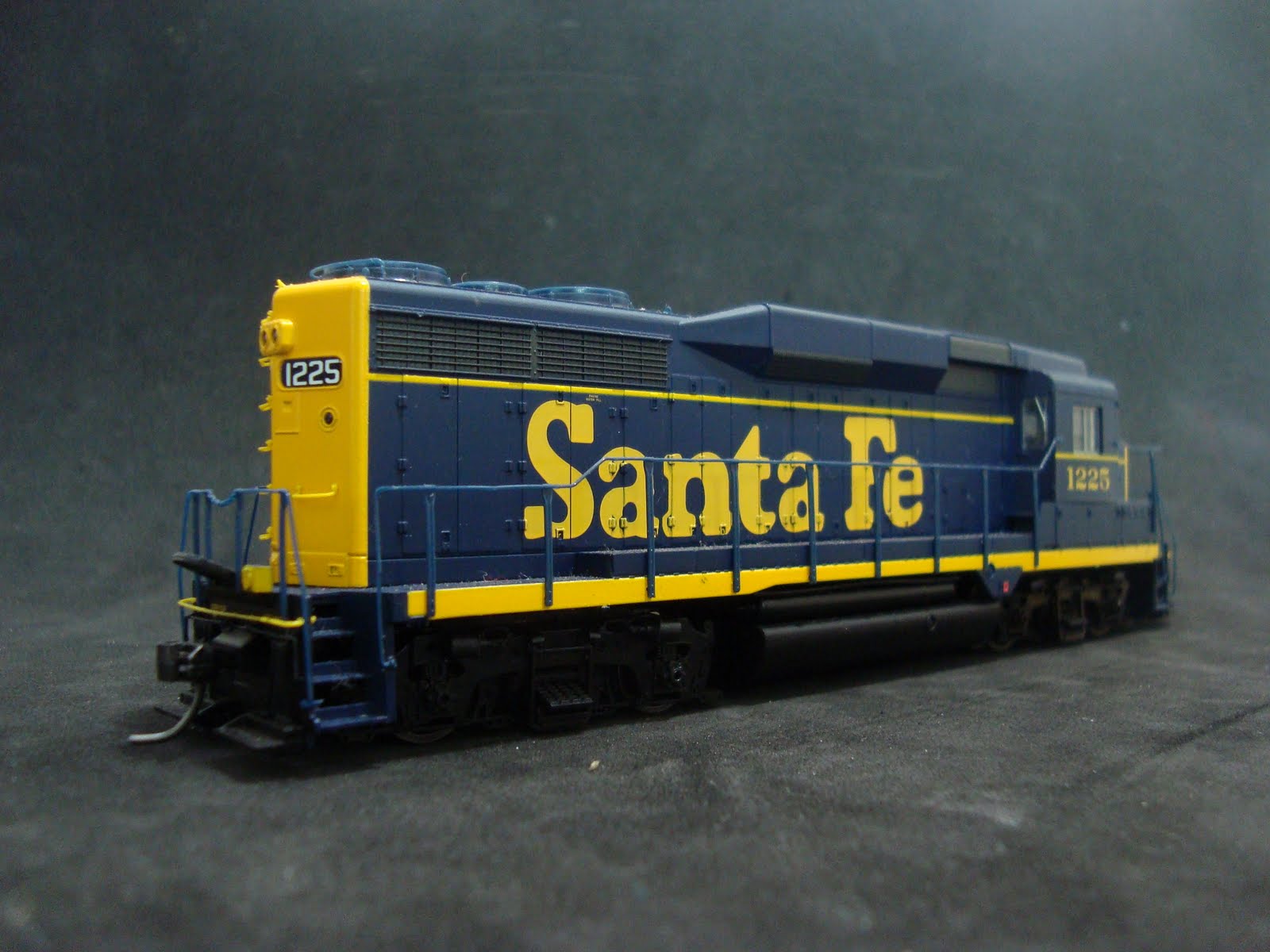SFTRENS Ferromodelismo HO DCC: Locomotiva EMD GP30 ATSF 1225 PINSTRIPE PROTO 2000 SÉRIES DCC