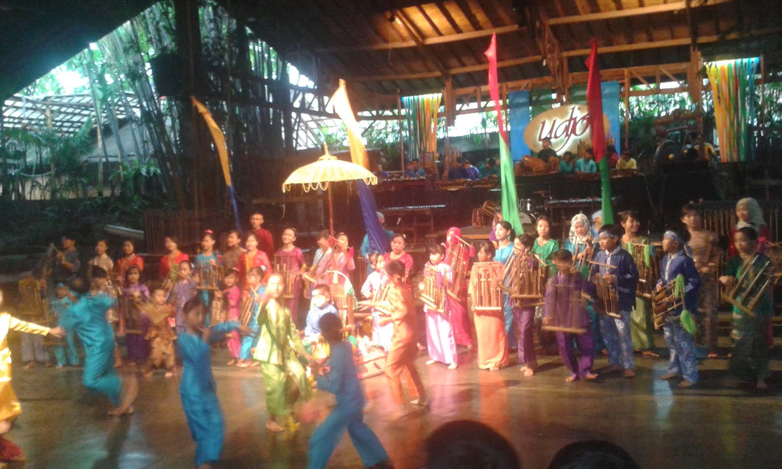 mignonesia: SAUNG ANGKLUNG UDJO, BANDUNG. A MUST VISIT!