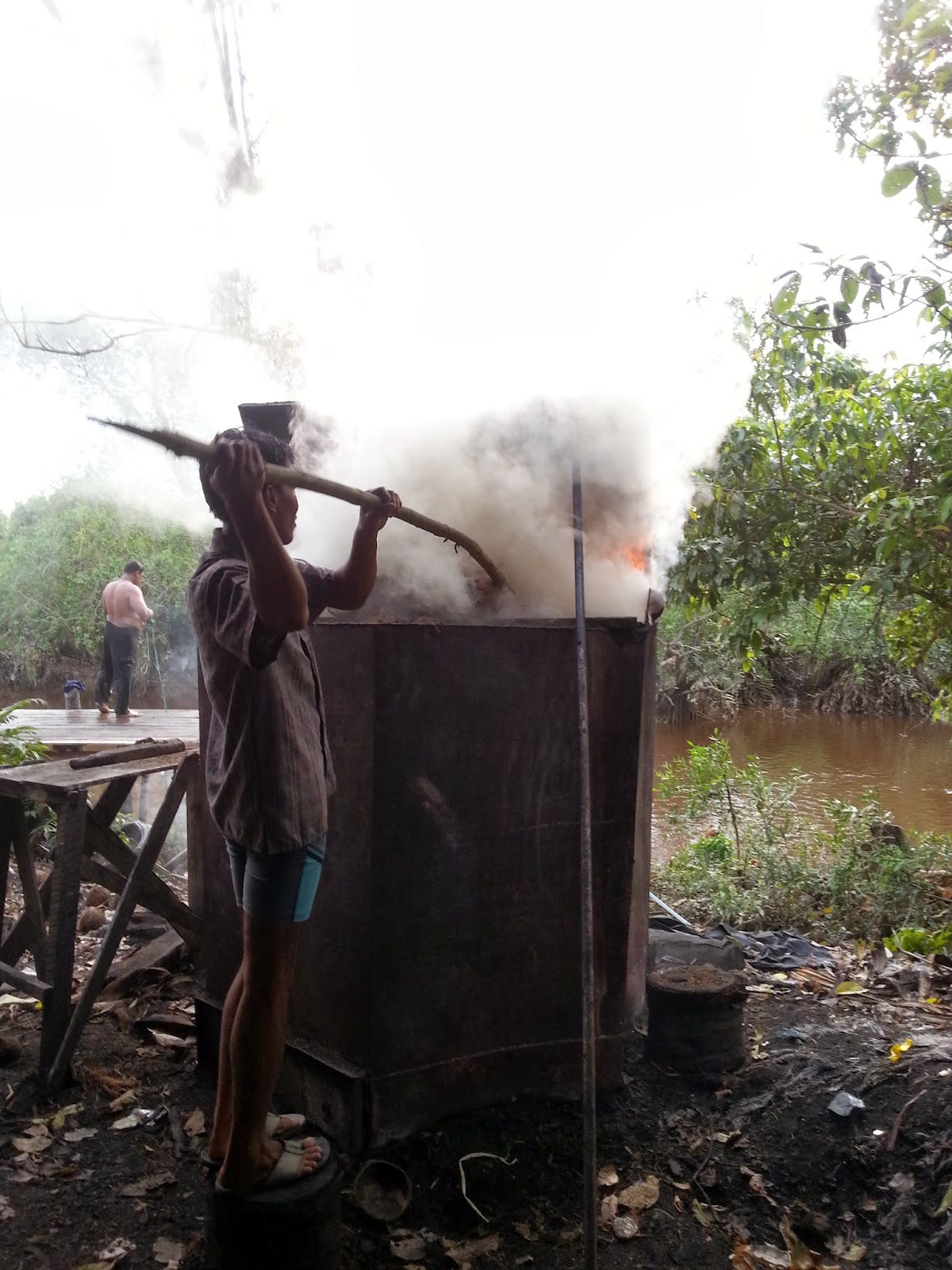 PROSES PEMBUATAN ARANG BATOK KELAPA TANPA MENGGUNAKAN AIR | PUSAT ...