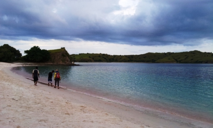 Menghabiskan Senja di Pantai Merah (Pink Beach) Pulau Komodo - Kisah ...