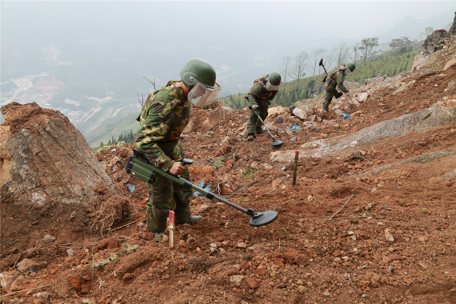 China Defense Blog: Photos of the day: Demining operations along the ...