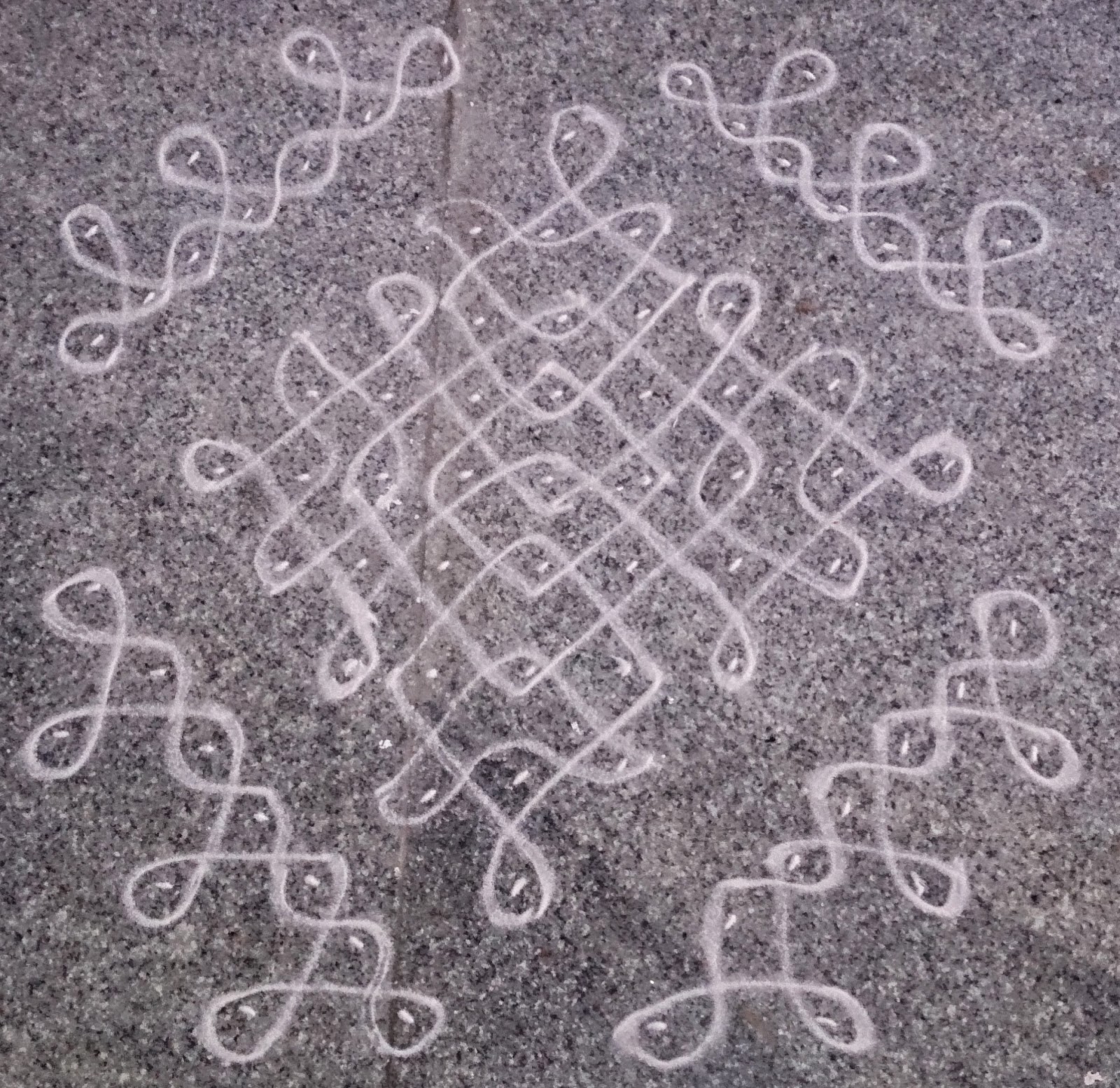 Muggulu blog: Muggu with 9 to 1 dots