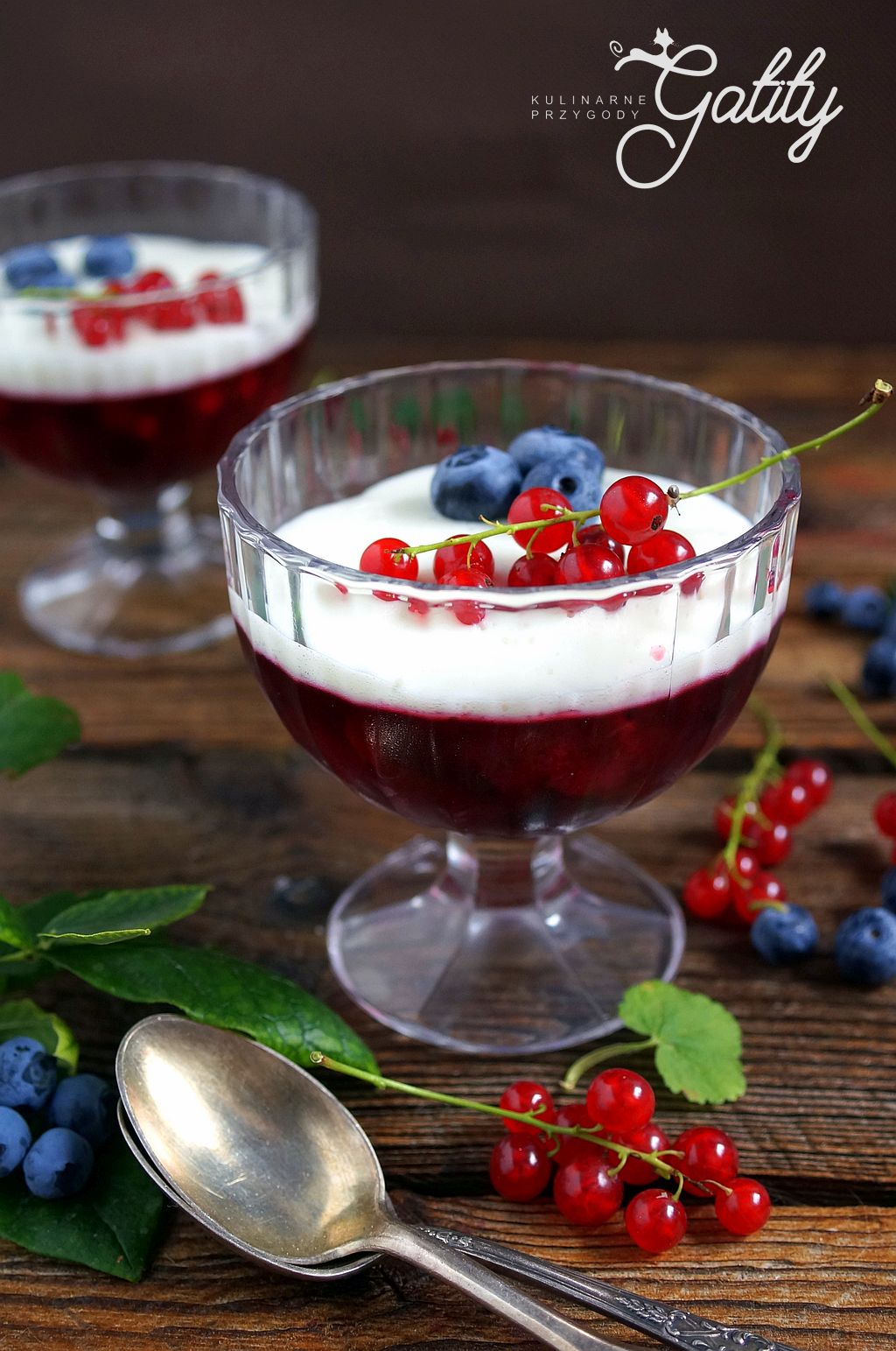 Galaretka owocowa z mleczną pianką