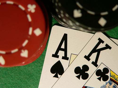 POKER BOLIVIA: COMO JUGAR A-K EN LAS DIFERENTES ETAPAS DE LOS TORNEOS