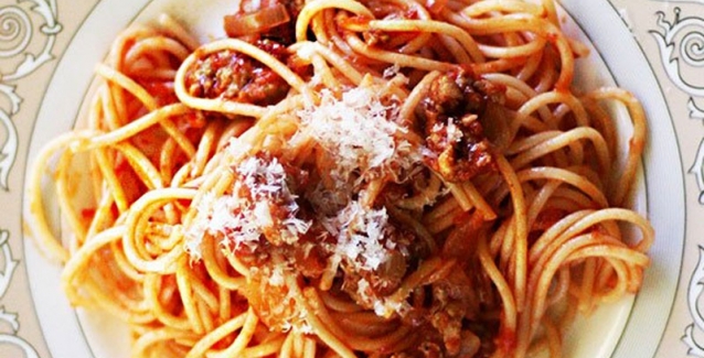 ΝΟΣΤΙΜΑ ΣΠΙΤΙΚΑ ΦΑΓΗΤΑ ΚΑΙ ΓΛΥΚΑ: ΜΑΚΑΡΟΝΙΑ ΜΕ ΛΟΥΚΑΝΙΚΟ