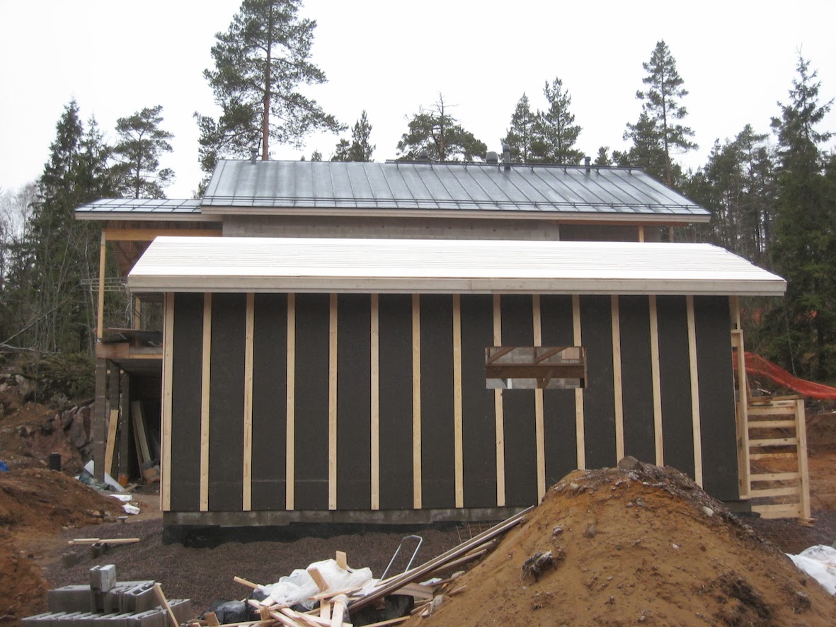 Rinnetalo Hirvimäentielle: Autokatoksen runko valmis