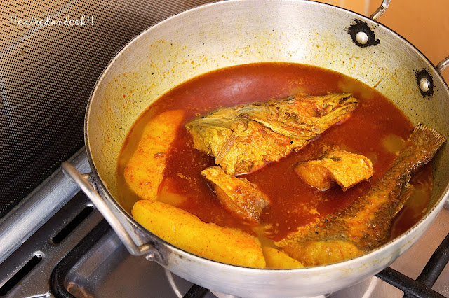Kalo Jeera die Macher Jhal / Bengali Spicy Fish Curry with Nigella Seeds
