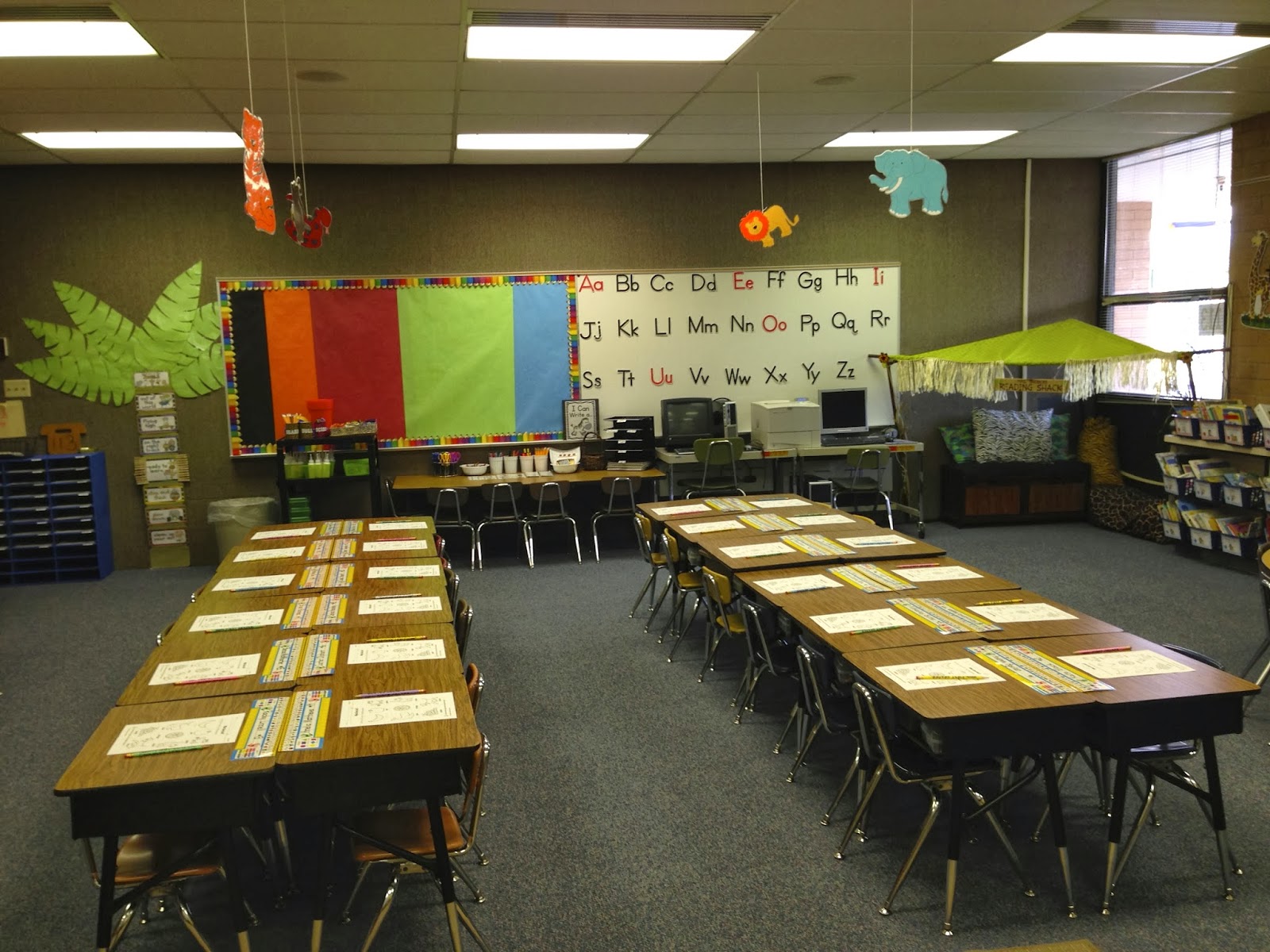 "Tails" of a First Grade Jungle!: Tour of my Classroom