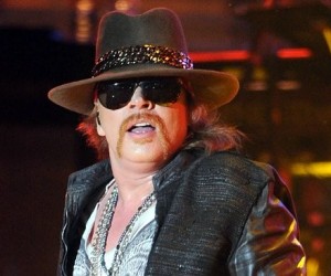 Que mico! Axl Rose joga microfone na plateia e quebra dentes de fã ...