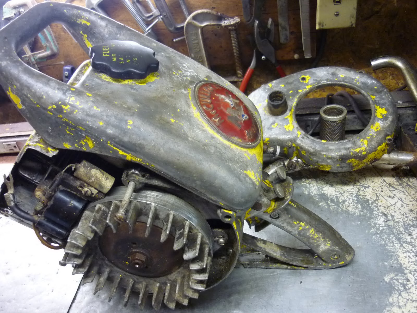 VINTAGE CHAINSAW COLLECTION: MCCULLOCH 325 (RARE EARLY 2 BUTTONS SAW)