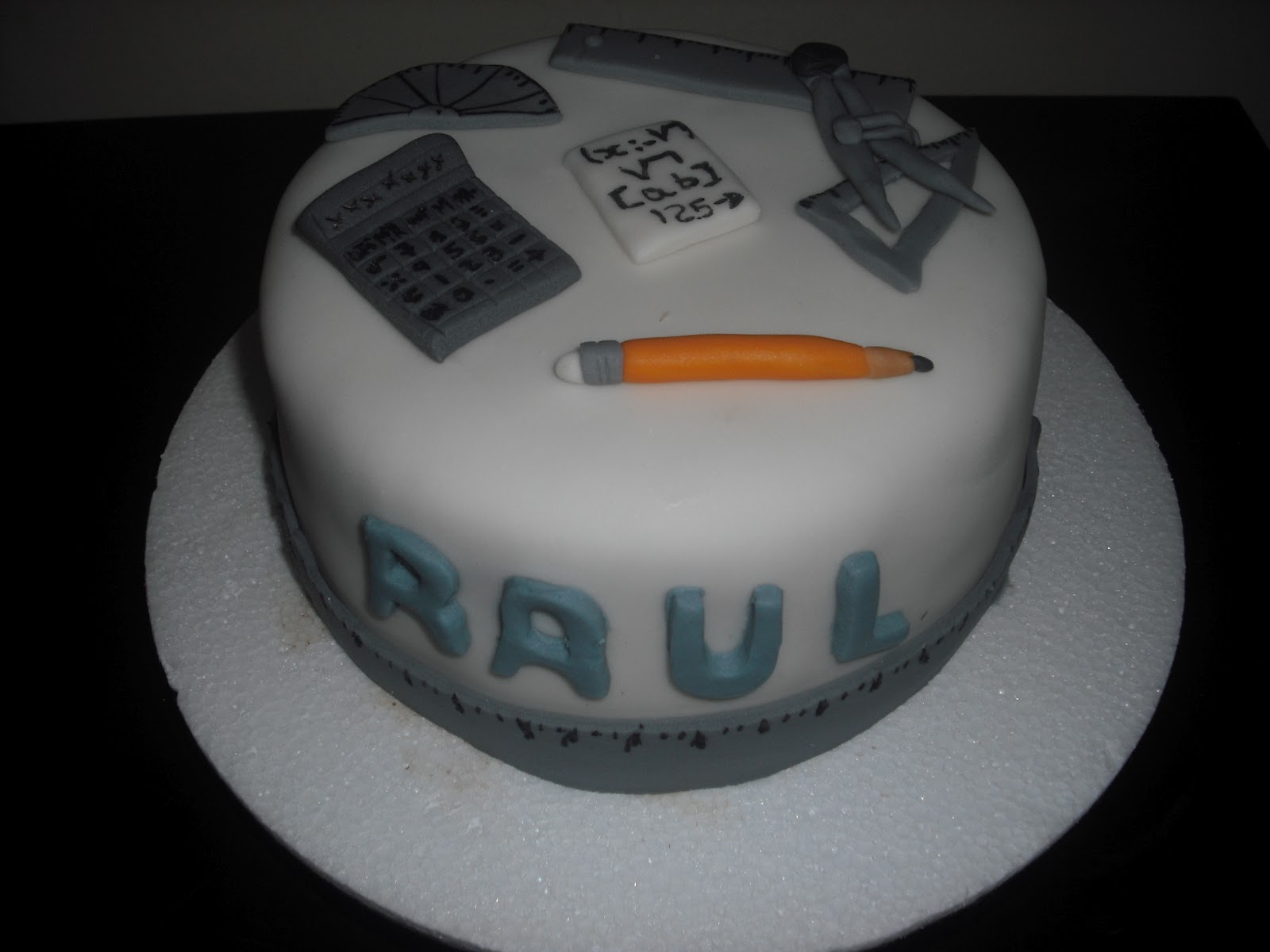 BOLO ESTUDANTE ENGENHARIA | Regallos Eventos e Gastronomia