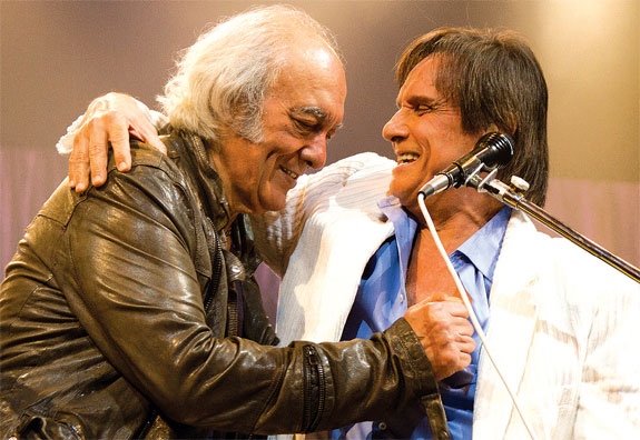 Erasmo revê 50 anos de carreira em gravação ao vivo que traz Roberto Carlos
