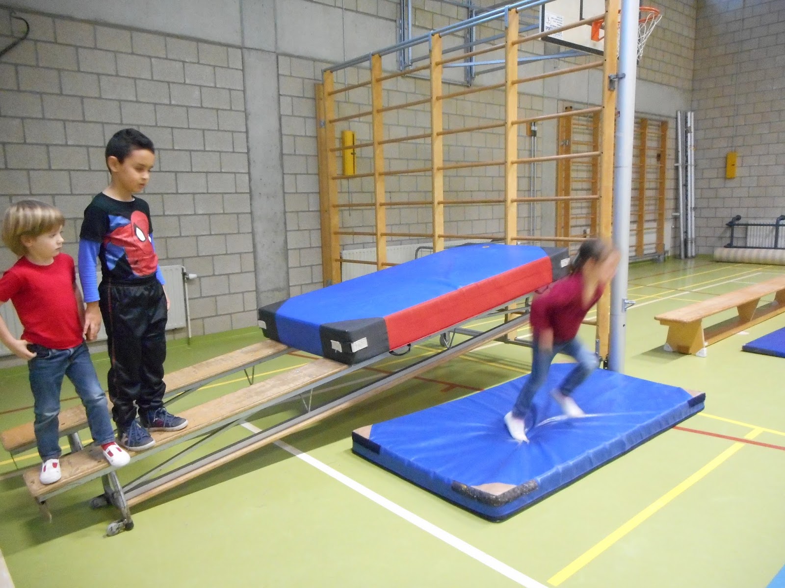 kleuterturnen met juf Marleen : Springen over, op, in ...