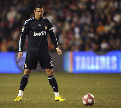 SOCCER SKILLS AND TRAINING: Keys to Learn Striking a Soccer Ball