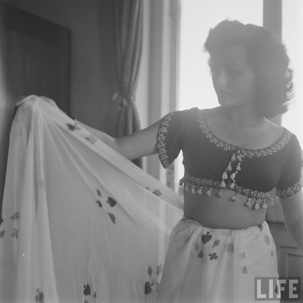 Hindi Movie Actress Begum Para Dressing in front of Mirror - 1951 ...