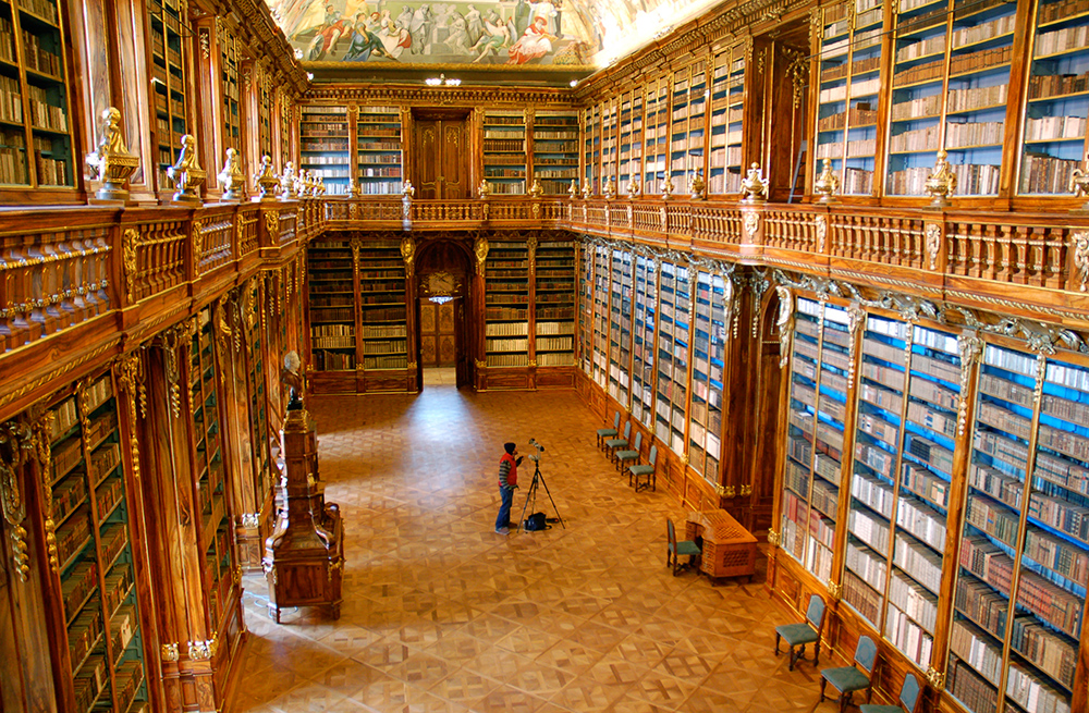 Letterology: 360 Degree View of Prague Library