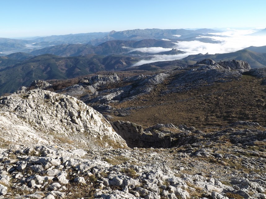 POR LA MONTAÑA ALAVESA: VUELTA Y ASCENSIÓN AL MONTE ARATZ DESDE SAN ADRIÁN
