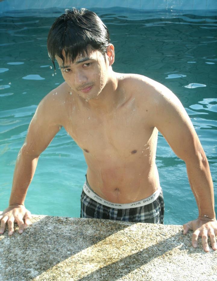 S H O B I L I C I O U S: NEW YEAR SALVO: ARWIN VS. JAMES