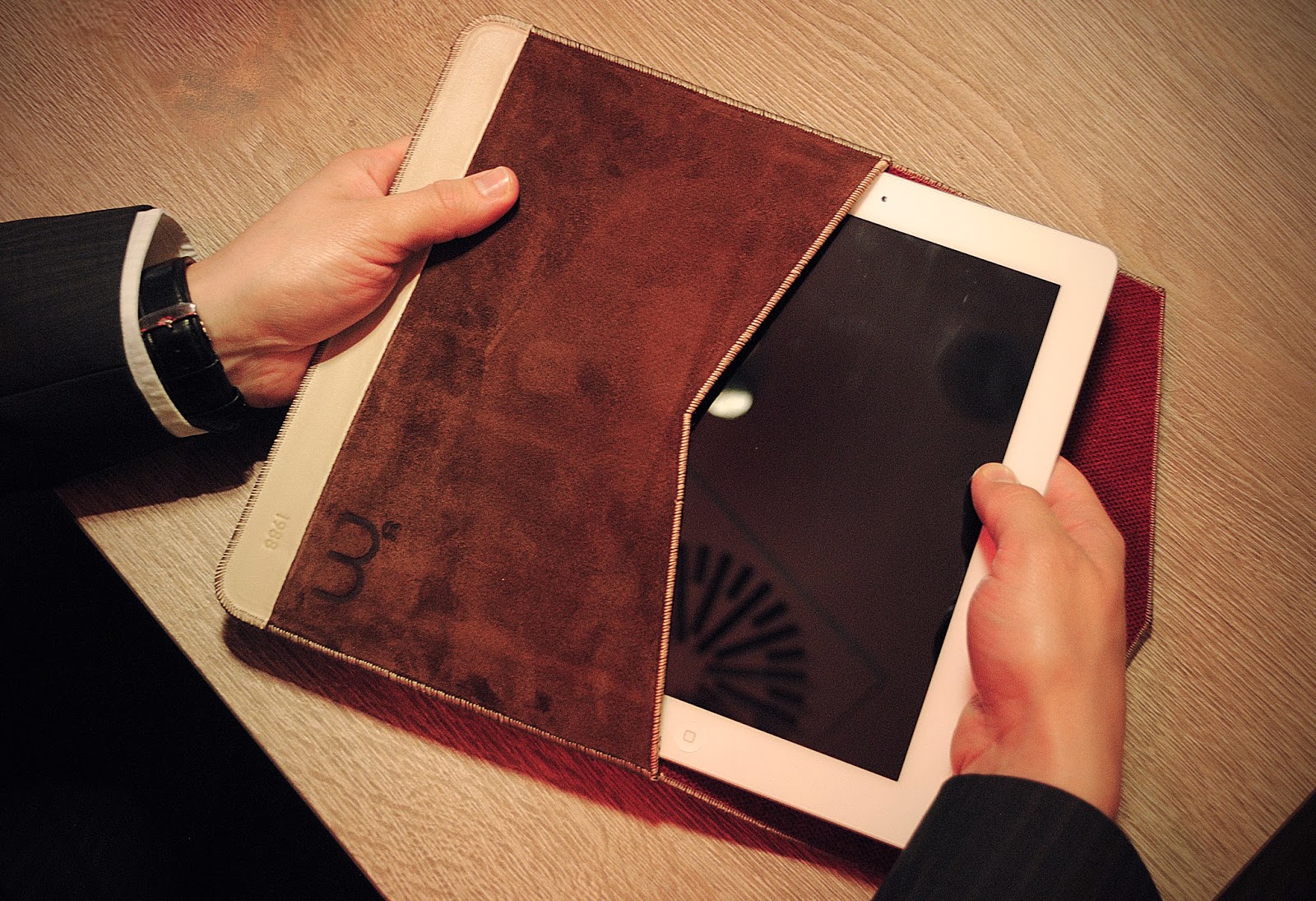 - viktorius design blog -: Custom leather iPad case