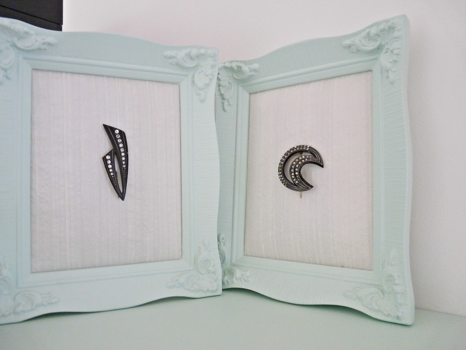 How to Frame a Vintage Brooch for Display | Dans le Lakehouse