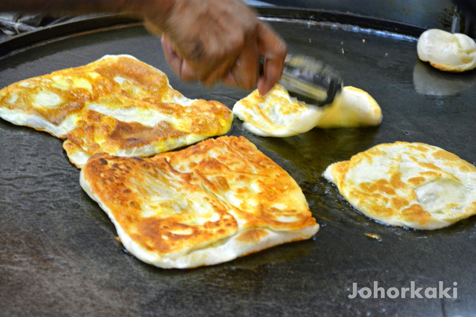 Singapore Roti Prata at Rahmath Muslim Food Stall at Soon Soon Lai ...