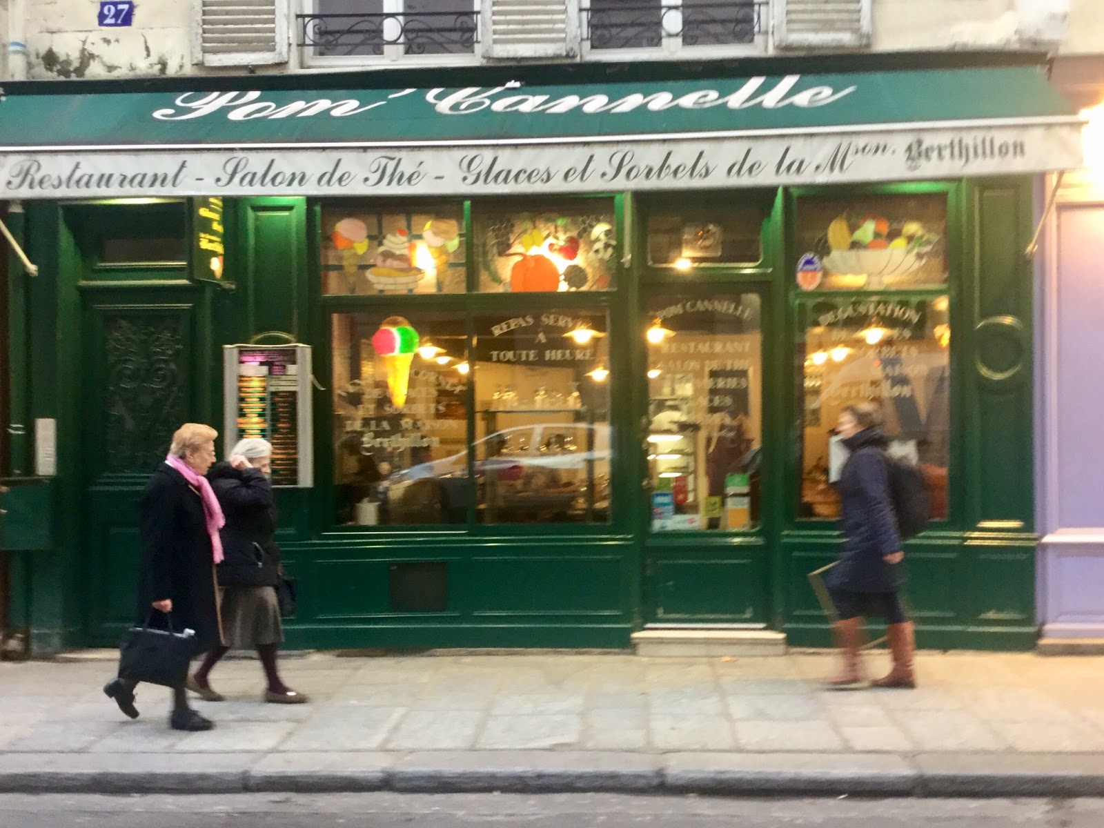 paris breakfasts: Oignon soupe at Pom'Cannelle