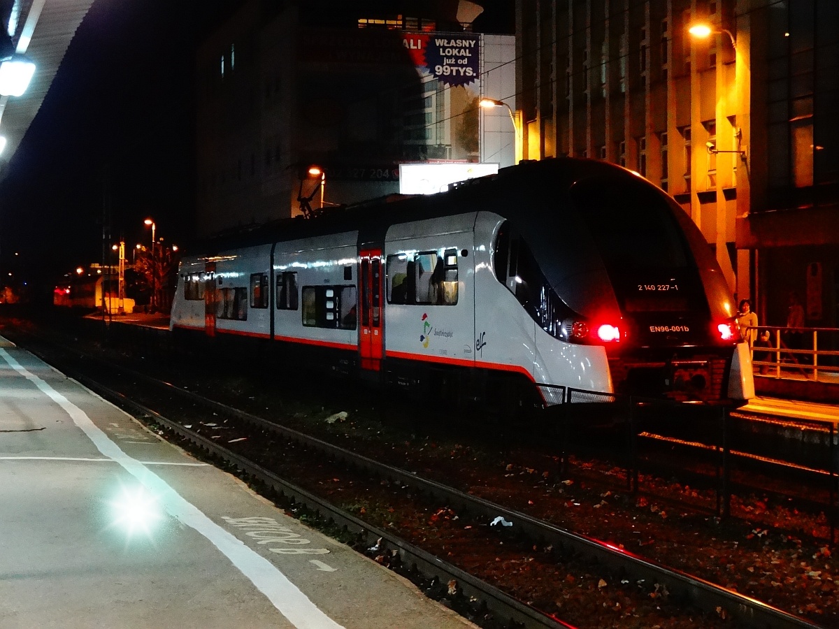 Noc na stacji Kielce i najstarszy EN57. | Kolejowe Kielce