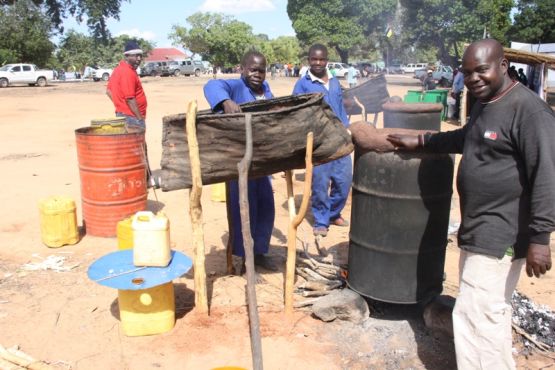 MOÇAMBIQUE: Moçambique: Em Nampula, população local produz álcool ...