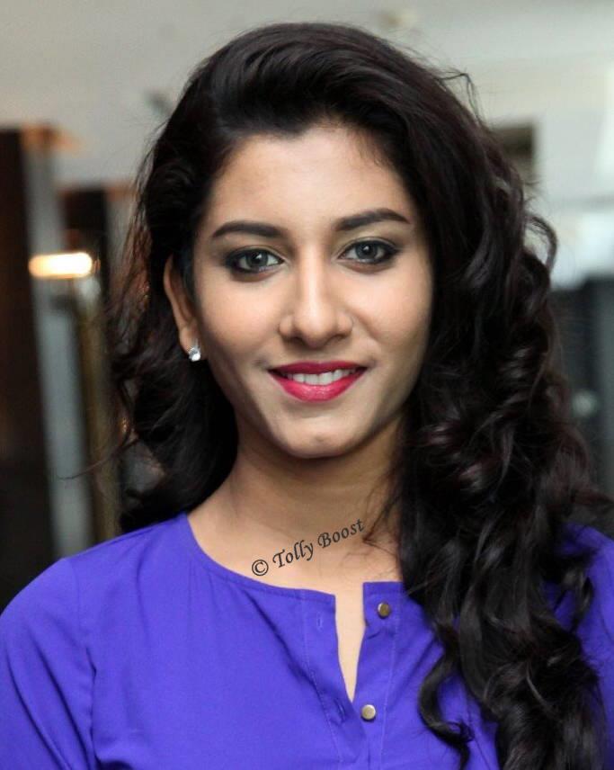 Telugu TV Anchor Vishnu Priya Bhimeneni Smiling Face Closeup Telugu TV ...