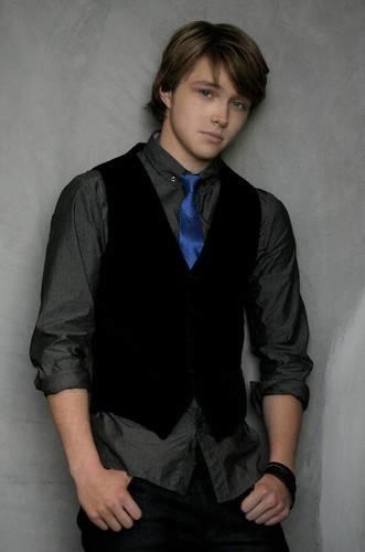 STERLING KNIGHT: A ORIGEM E A CARREIRA DE STERLING KNIGHT