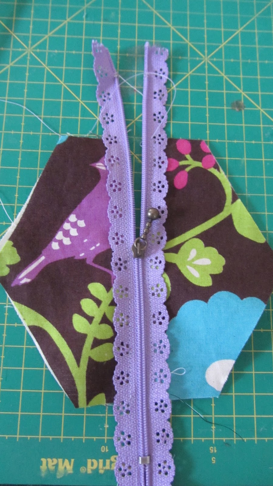 Fishkopp : Hexagon pouch with (lace) zipper based on Moda honeycombs