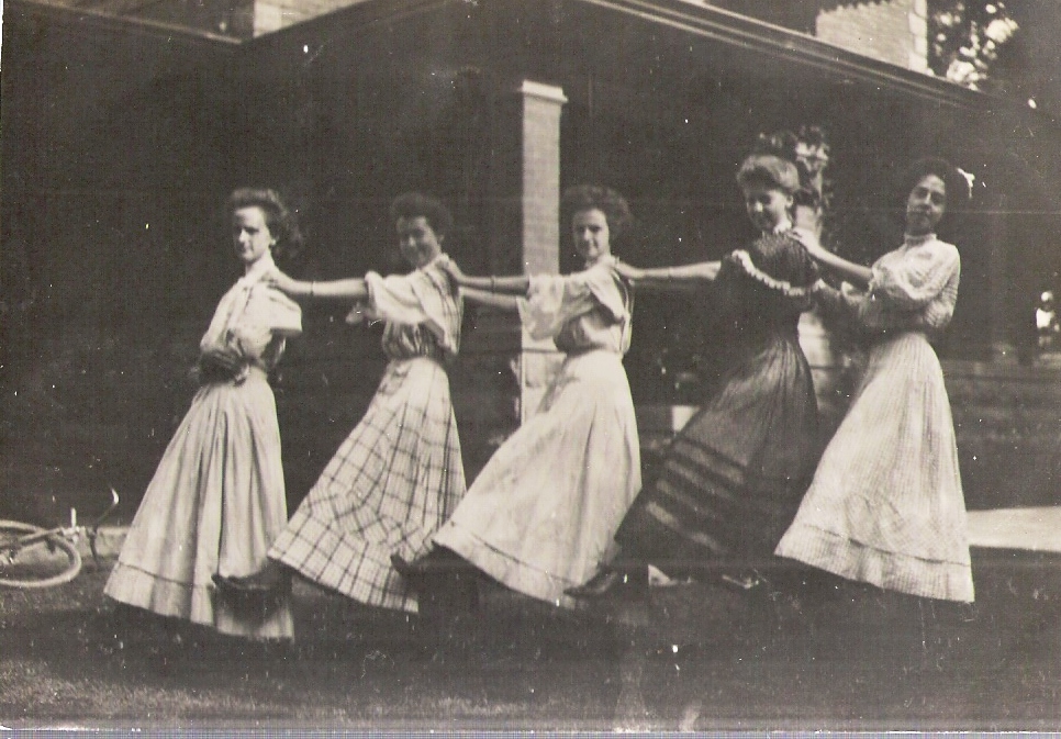 Funny Snapshots of People Dancing Outside That You Have Rarely Seen ...