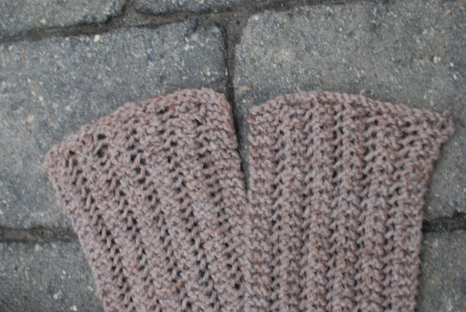 between the toys: One Row Lace Scarf (Knitting)