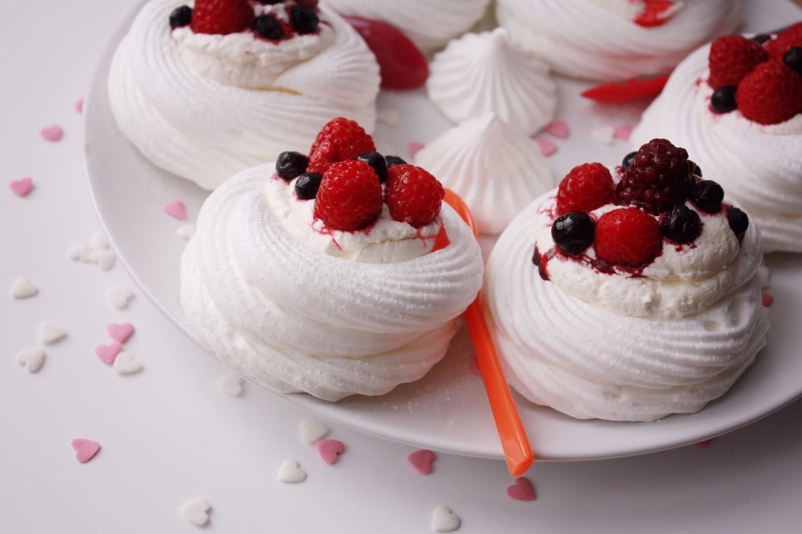 Frenchymilie: Mini pavlova aux fruits rouges.