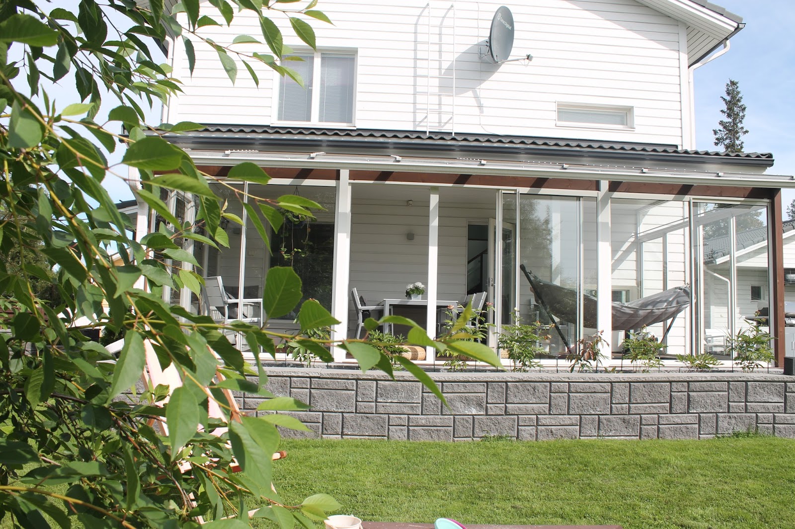 Elämää tuomipellon laidalla: Terassi nyt