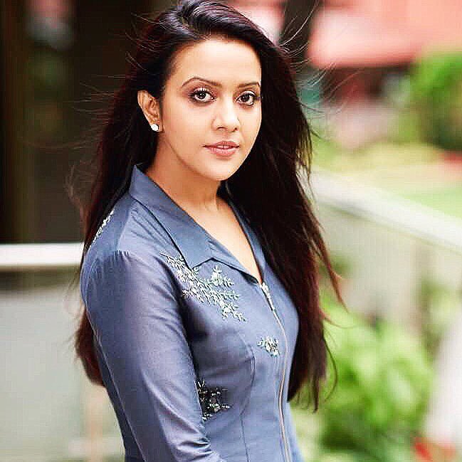 Amruta Fadnavis: Profile, Family, Love Story, Age and Caste