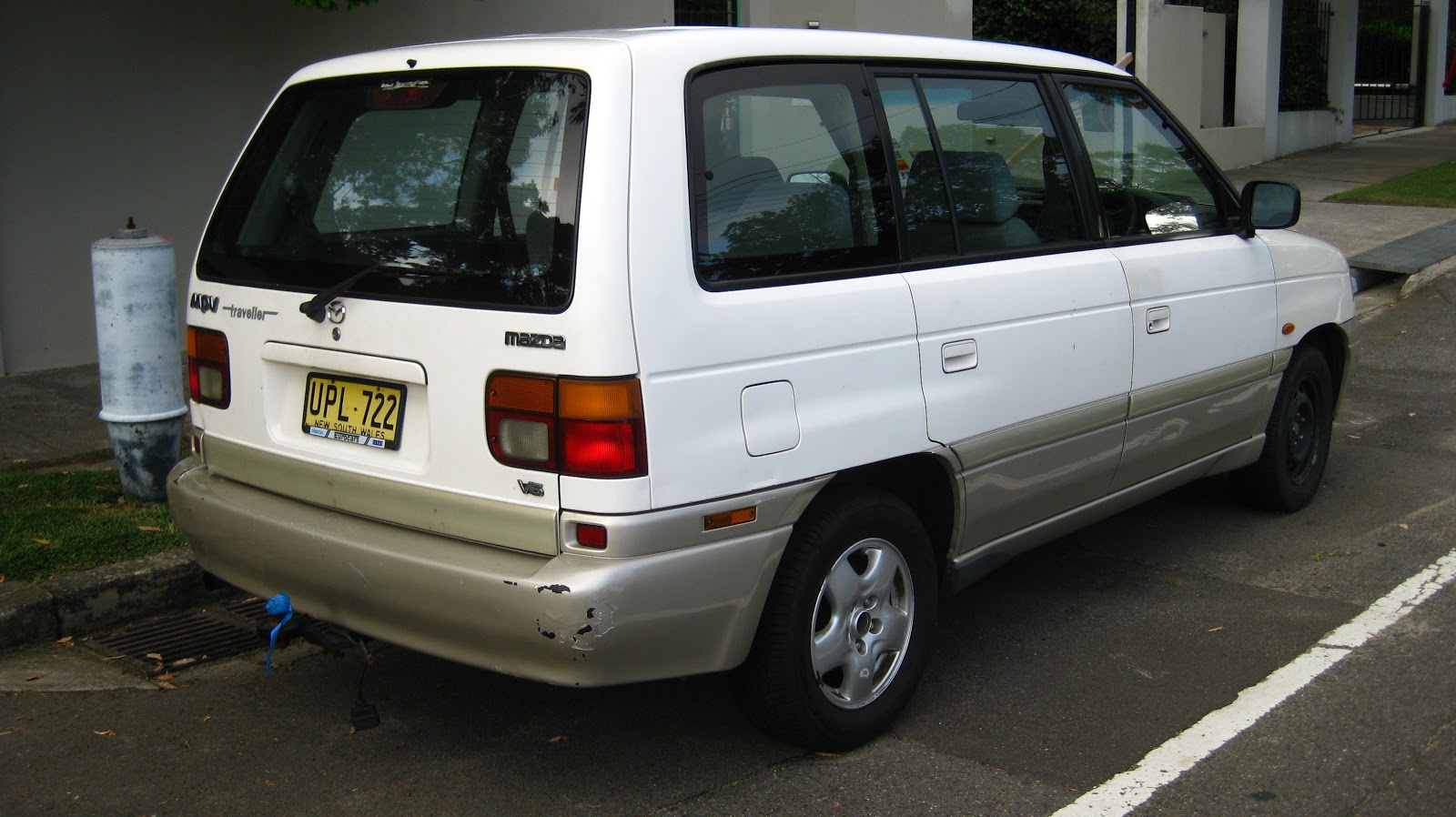 Aussie Old Parked Cars: 1997 Mazda MPV Traveller