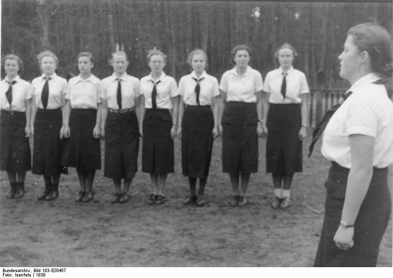 60 Vintage Photographs Document Daily Life of Hitler Youth Members ...