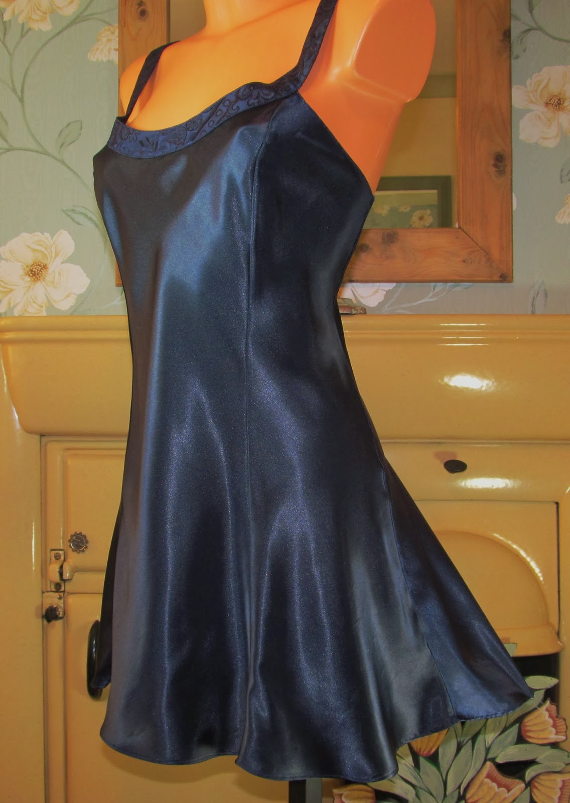 VTG NAVY GLOSSY SLIPPY SOFT SATIN EFFECT FULL SLIP NIGHTIE GOWN DRESS ...
