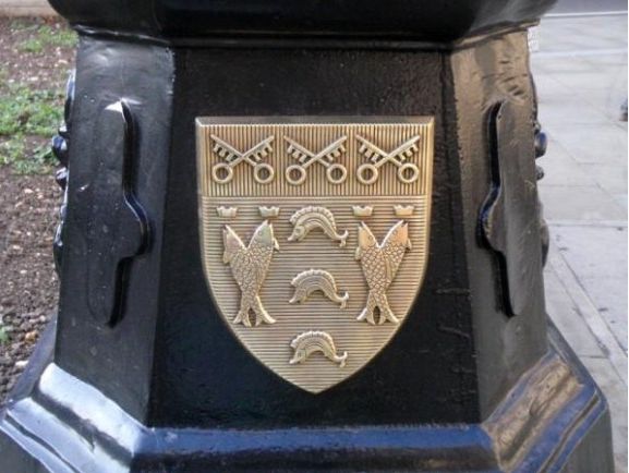 Mystery Babylon Watch: Something Fishy About the Pope´s Hat