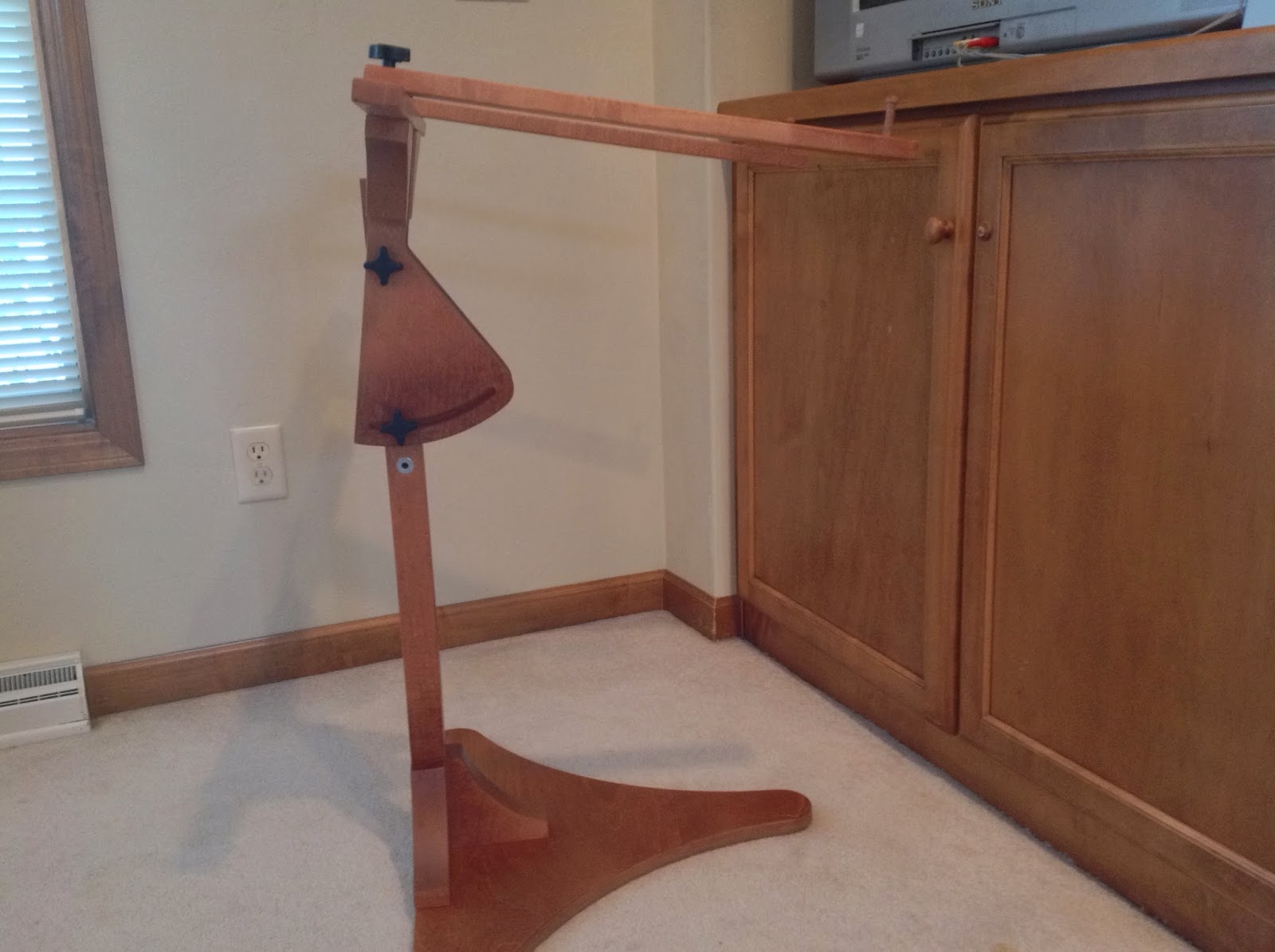 Melanie the WIP Slayer: I'm in love with this needlework stand!