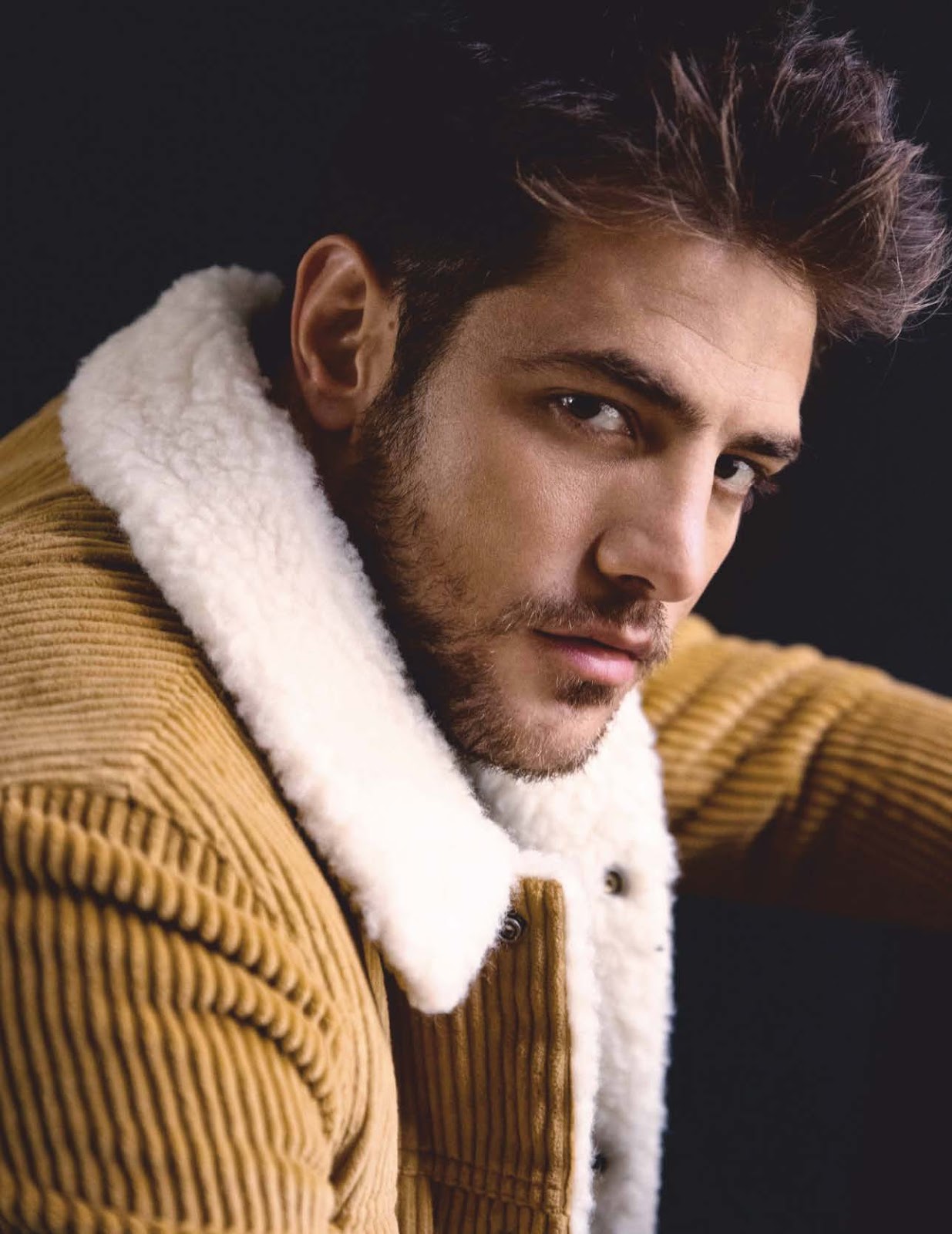 Alberto Frezza viste una oda al color para DAMAN Magazine