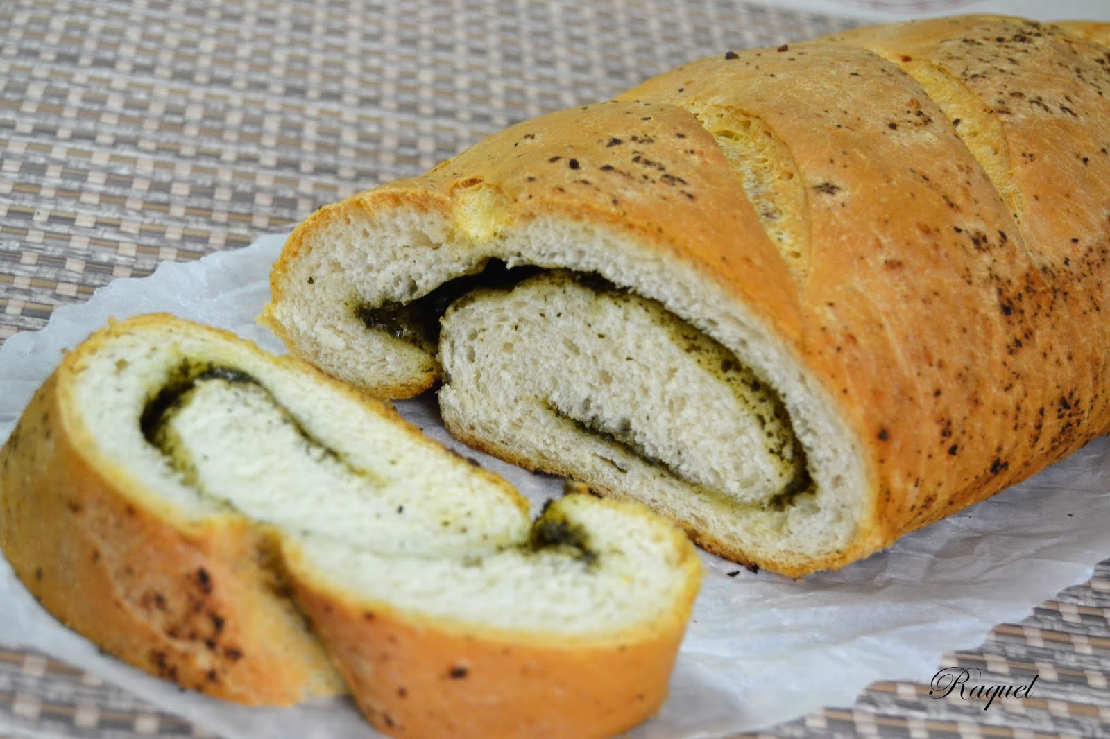 Mi Diversión en la cocina: Pan relleno de salsa pesto