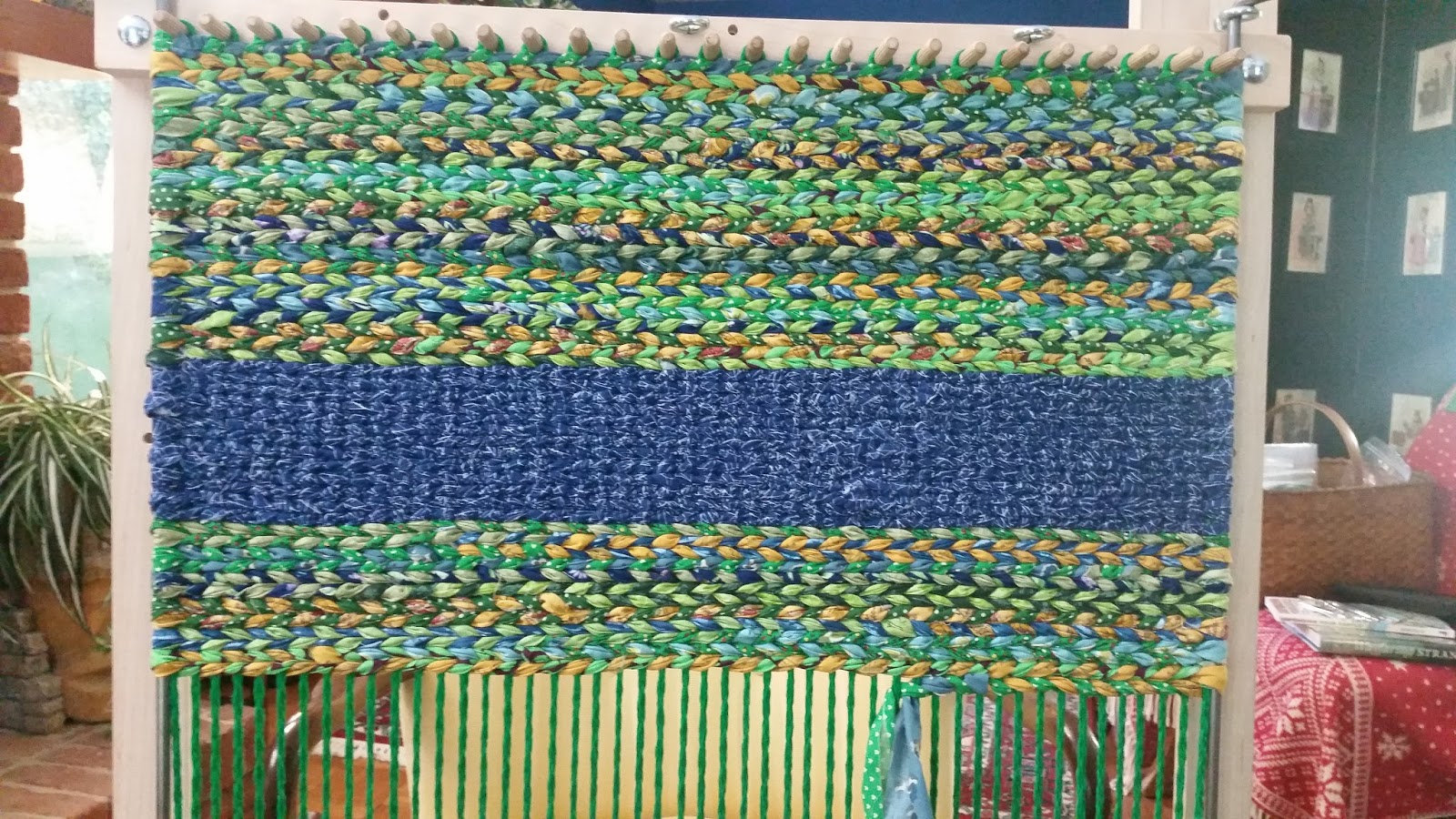 DragonPoodle Studio: Twined Rug Weaving. And two tips.