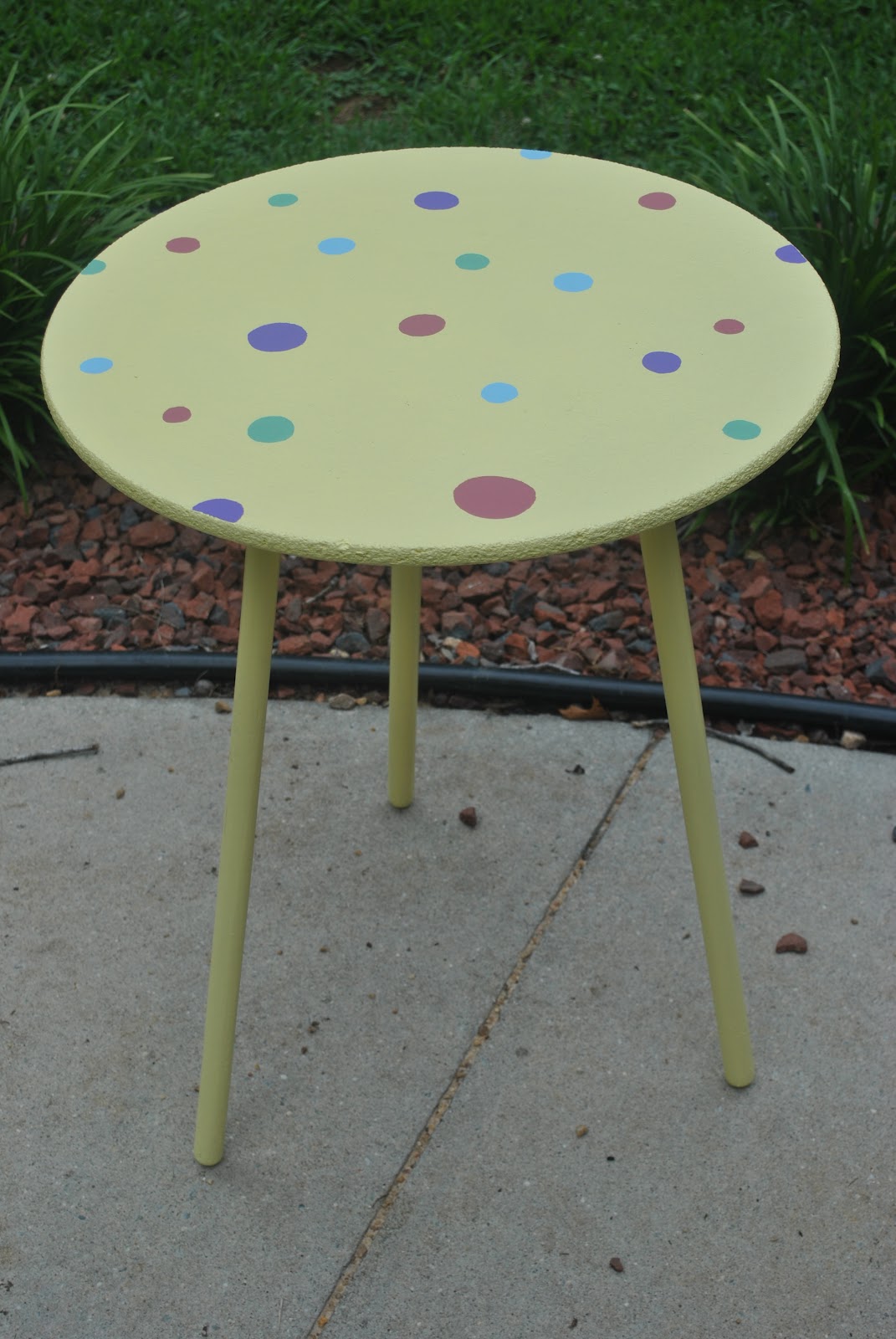 Minus The Picket Fence: Polka Dot Table - Trash to Treasure