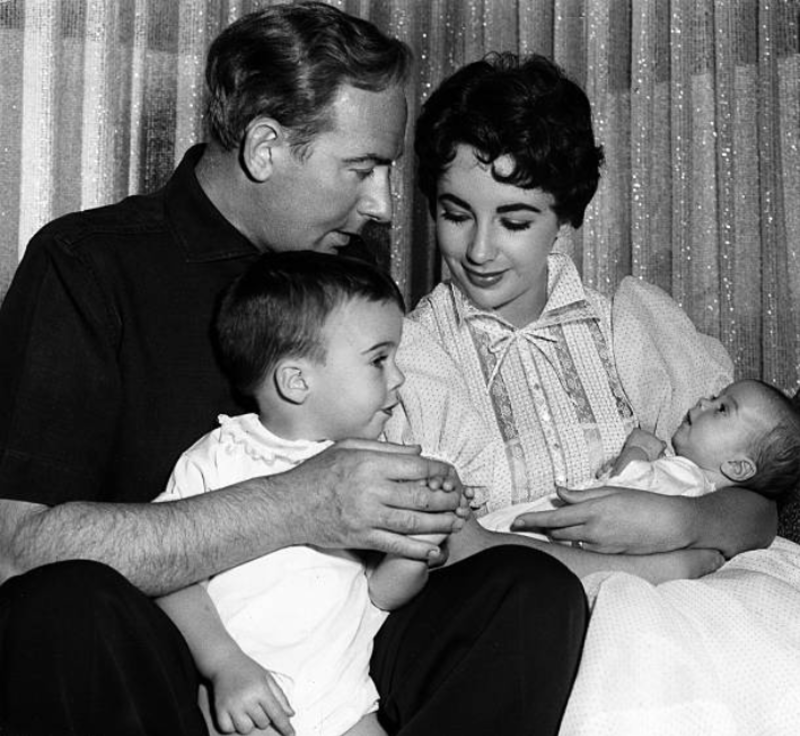 20 Vintage Photographs That Capture Lovely Moments of Famous Families ...