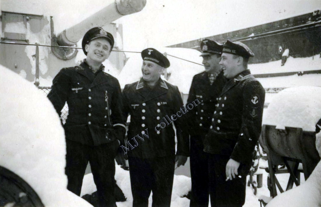 NAZI JERMAN: Foto Topi dan Helm di Luar Regulasi (Langka dan Tidak Biasa)